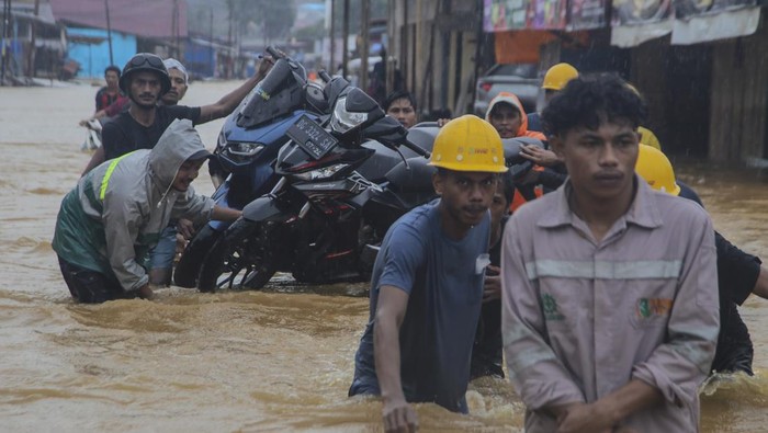 Meraup Cuan dari Banjir Halmahera Tengah Meraup Cuan dari Banjir Halmahera Tengah