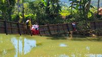 Momen Tegang Warga-Siswa Bergelantungan di Jembatan Nyaris Putus di Sukabumi
