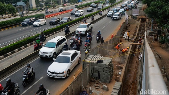 Harap Sabar! Jalan MT Haryono Arah Cawang Macet Imbas Galian