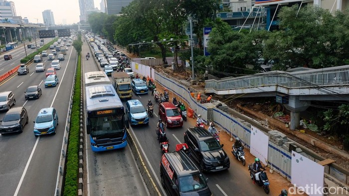Harap Sabar! Jalan MT Haryono Arah Cawang Macet Imbas Galian