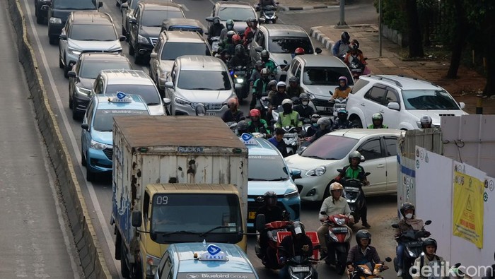 Harap Sabar! Jalan MT Haryono Arah Cawang Macet Imbas Galian