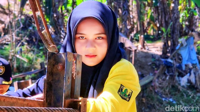 Potret Mereka yang Menantang Maut di Jembatan Miring Sukabumi