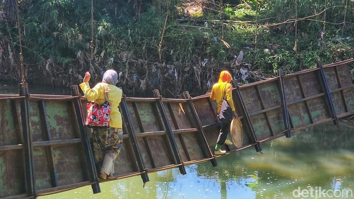 Potret Mereka yang Menantang Maut di Jembatan Miring Sukabumi