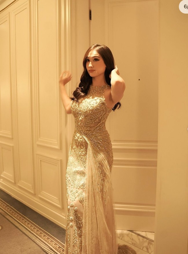 7 Foto Laura Moane Mantan Al Ghazali Rayakan Ultah ke-18, Anggun Bergaun Gold