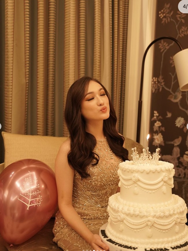 7 Foto Laura Moane Mantan Al Ghazali Rayakan Ultah ke-18, Anggun Bergaun Gold