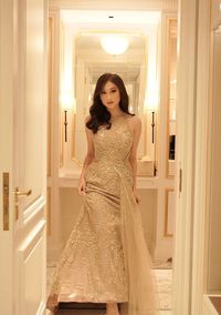 7 Foto Laura Moane Mantan Al Ghazali Rayakan Ultah ke-18, Anggun Bergaun Gold