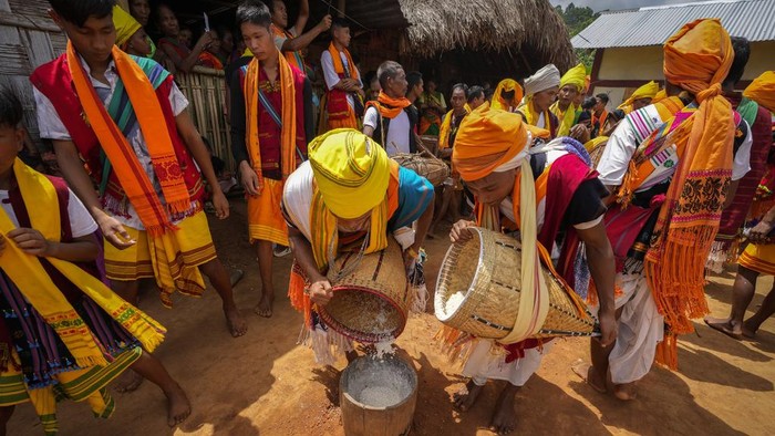 Warna-warni Suku Tiwa India Rayakan Festival Wanchuwa Warna-warni Suku Tiwa India Rayakan Festival Wanchuwa