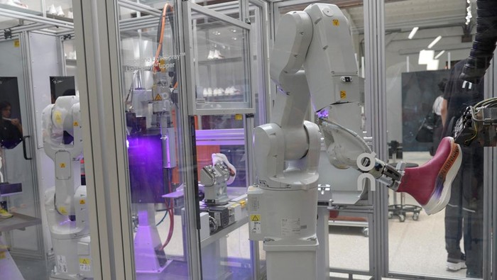 Canggih! Lengan Robot Ini Bikin Sepatu Maraton dalam Waktu Tiga Menit