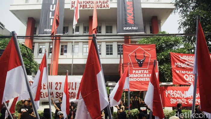 Peringatan Kerusuhan 27 Juli, Massa Jalan Kaki dari DPP PDIP ke Komnas HAM