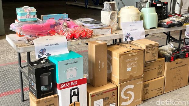 Hasil Kerja Perdana Satgas: Sita HP hingga Pakaian Impor Ilegal Rp 40 M Hasil Kerja Perdana Satgas: Sita HP hingga Pakaian Impor Ilegal Rp 40 M