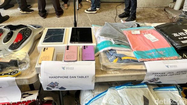 Hasil Kerja Perdana Satgas: Sita HP hingga Pakaian Impor Ilegal Rp 40 M Hasil Kerja Perdana Satgas: Sita HP hingga Pakaian Impor Ilegal Rp 40 M