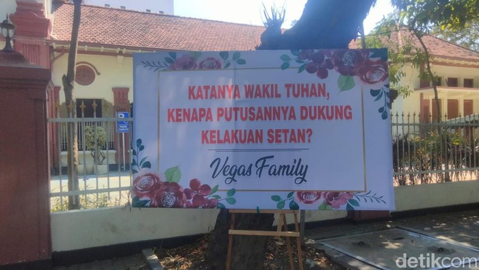 Potret Karangan Bunga Kecam Hakim Vonis Bebas Ronald Hiasi PN Surabaya