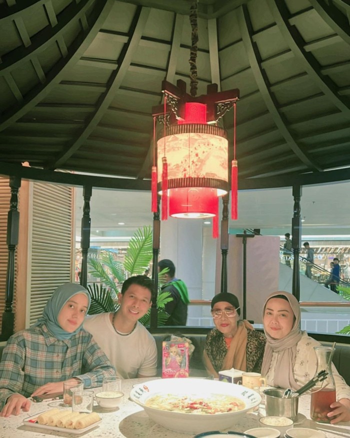 Momen Manis Sonny Septian Makan Bareng Fairuz dan Keluarga