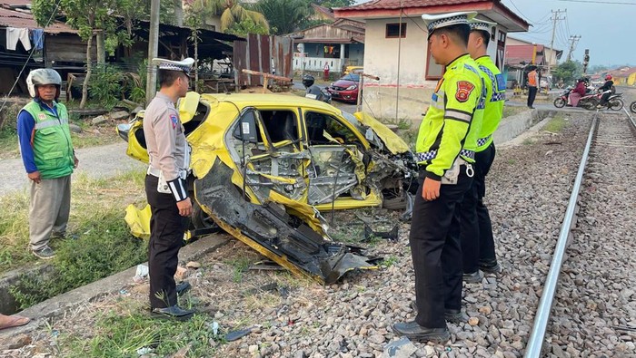Pengemudi Lalai, Ayla Dihantam KA Babaranjang di Muara Enim Pengemudi Lalai, Ayla Dihantam KA Babaranjang di Muara Enim