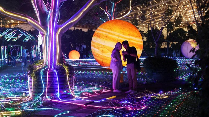 Menjelajahi 'Luar Angkasa' di Pameran Galactic Glow PVJ