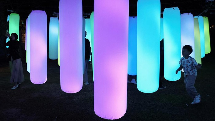 Menjelajahi 'Luar Angkasa' di Pameran Galactic Glow PVJ