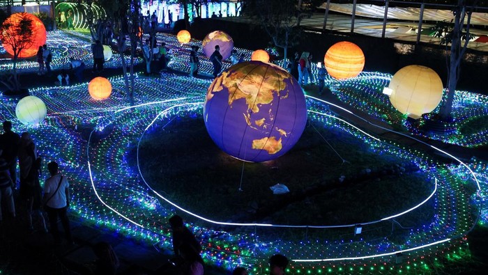 Menjelajahi 'Luar Angkasa' di Pameran Galactic Glow PVJ