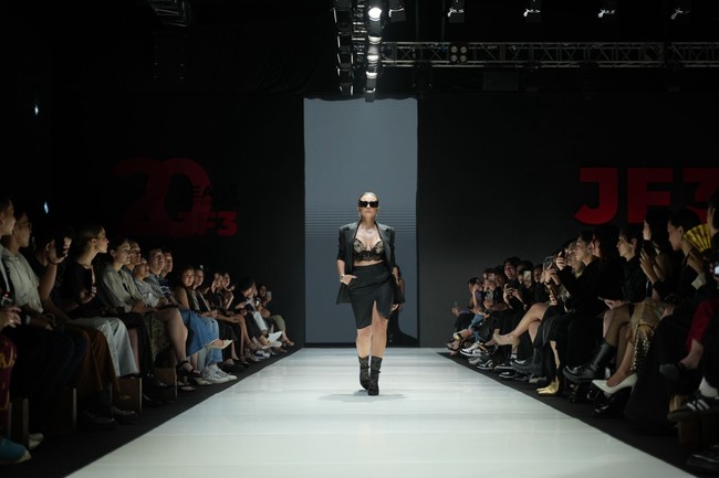 Foto: Wulan Guritno Seksi di Catwalk, Pakai Bra Hanya Dibalut Blazer