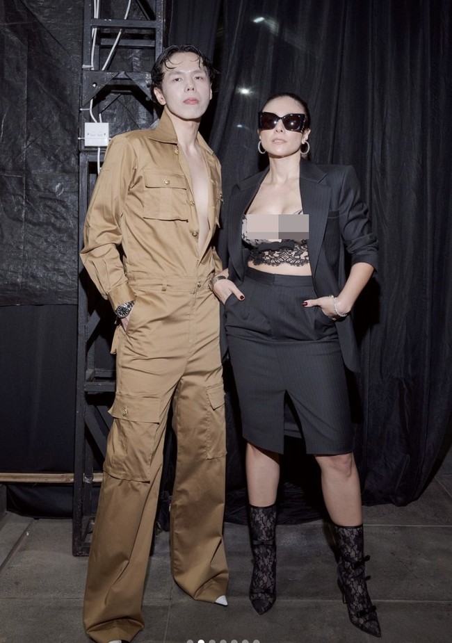 Foto: Wulan Guritno Seksi di Catwalk, Pakai Bra Hanya Dibalut Blazer