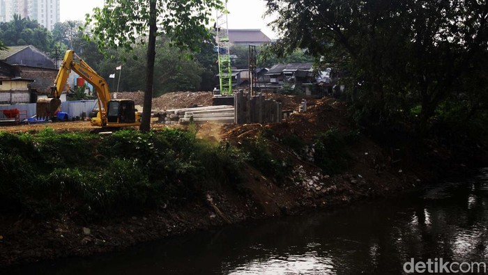 Potret Terkini Proyek Pelebaran Sungai Ciliwung di Rawajati