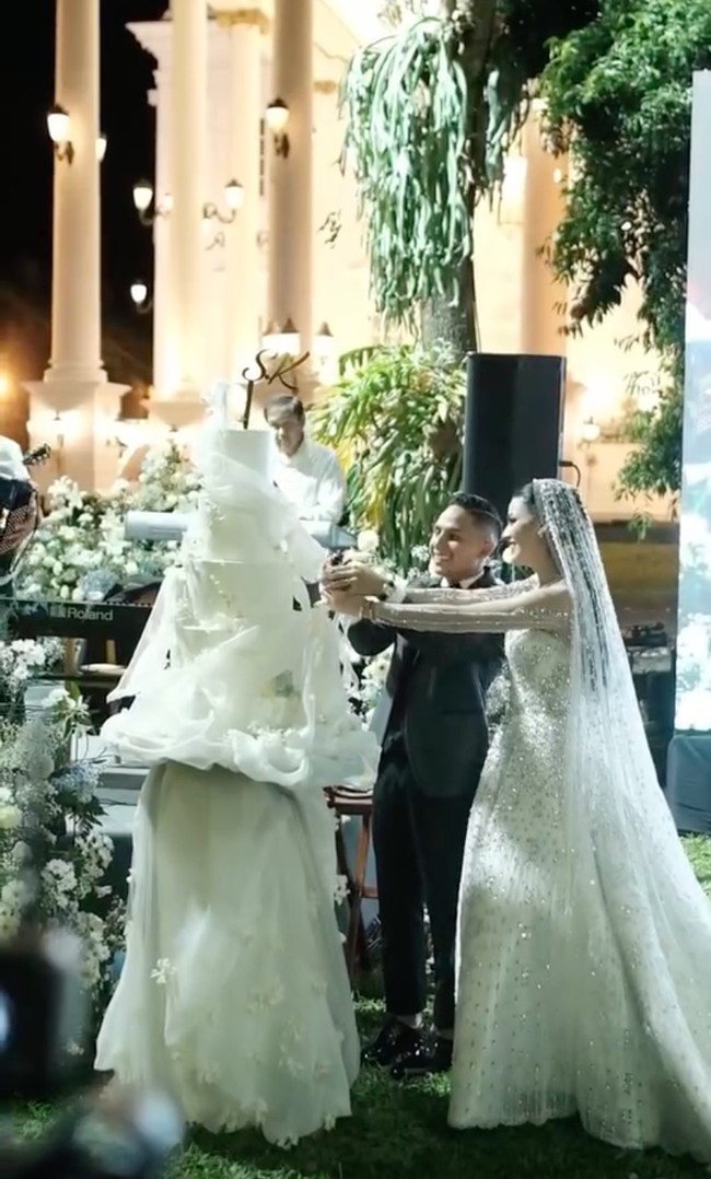 8 Foto Pernikahan Susan Sameh & Pria Asal Hamburg, Menawan Dengan Adat Sunda