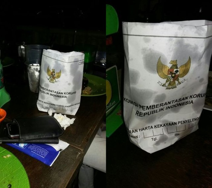 10 Bungkus Gorengan Ini Pakai Kertas Akta Nikah hingga Ijazah Orang!