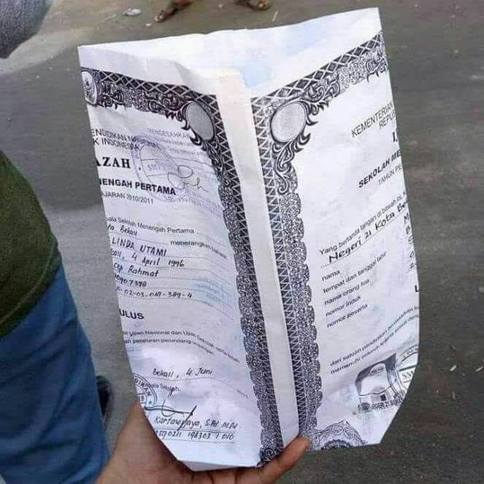 10 Bungkus Gorengan Ini Pakai Kertas Akta Nikah hingga Ijazah Orang!