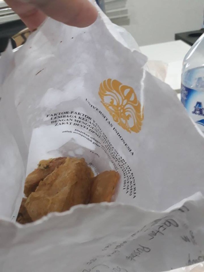 10 Bungkus Gorengan Ini Pakai Kertas Akta Nikah hingga Ijazah Orang!