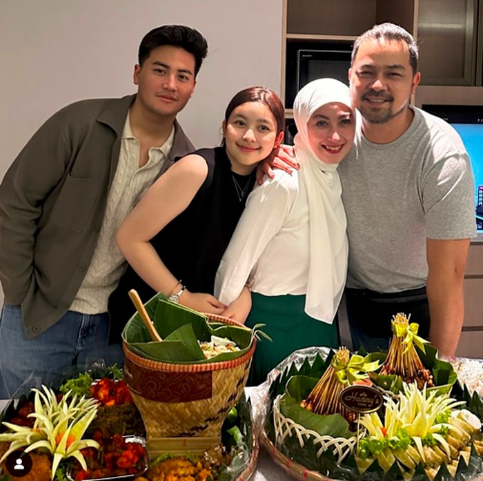 Sultan Djorghi dan Putrinya, Aquene Aziz Kompak Kulineran