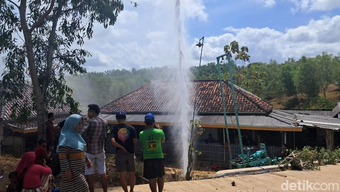 Penampakan Semburan Air Bercampur Gas Setinggi 20 Meter di Sampang