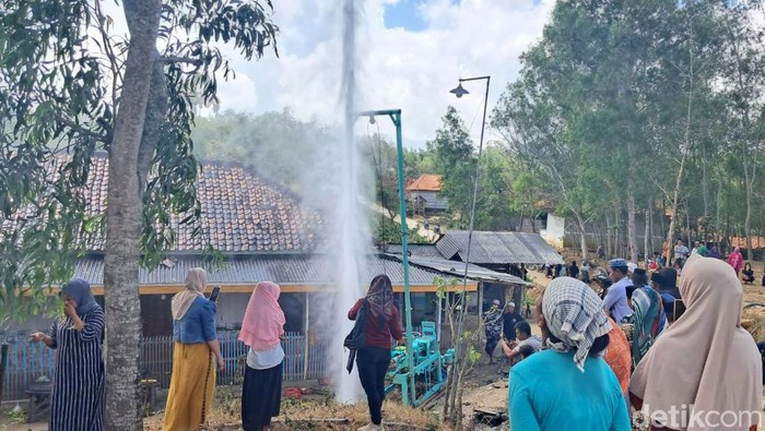 Penampakan Semburan Air Bercampur Gas Setinggi 20 Meter di Sampang