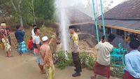 Air Sumur Bor Bercampur Gas Menyembur Setinggi 20 Meter, Ini Penampakannya