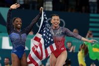 Foto Aksi Memukau Tim Senam AS Pakai Leotard 15 Ribu Kristal di Olimpiade 2024