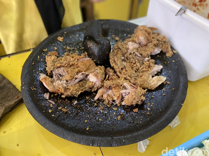Puas! Makan Ayam Geprek di Sini Bisa Nambah Nasi Sepuasnya