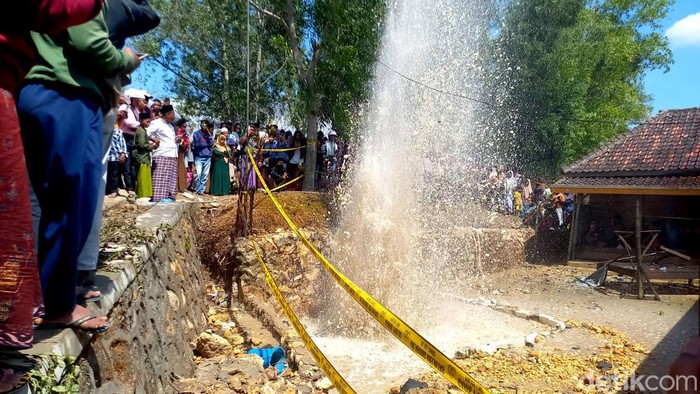 Warga Padati Lokasi Semburan Air Setinggi 20 Meter di Sampang