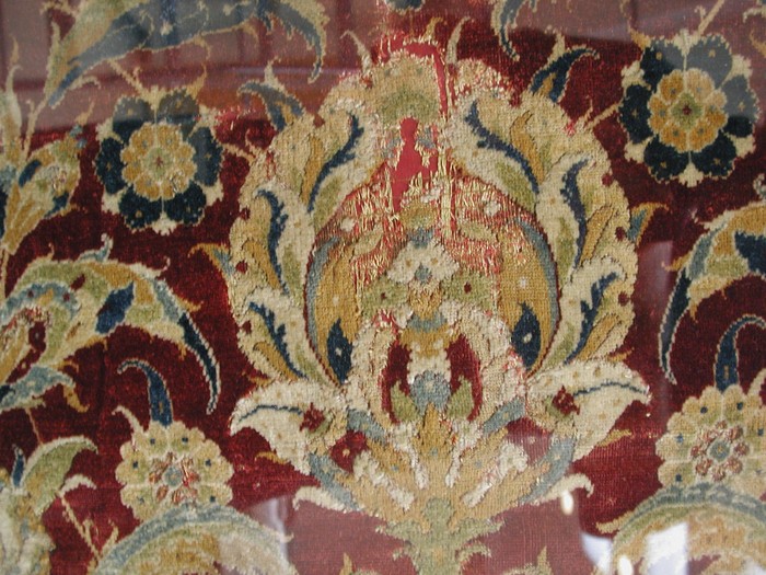 Potret Sajadah Abad 16 Penuh Motif Bunga dan Ornamen Islam