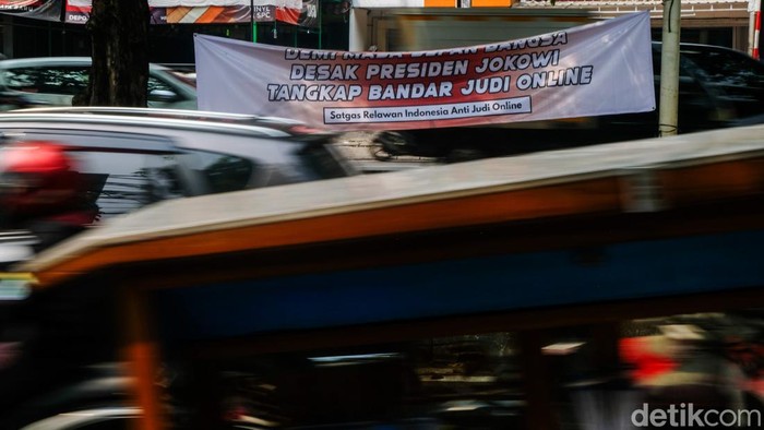 Spanduk Desak Jokowi Tangkap Bandar Judol Muncul di Jakarta Spanduk Desak Jokowi Tangkap Bandar Judol Muncul di Jakarta