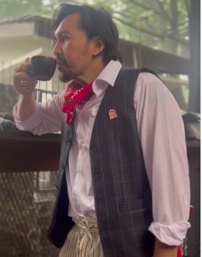 Gaya David Bayu saat Promosikan Roti Buaya di Gerainya