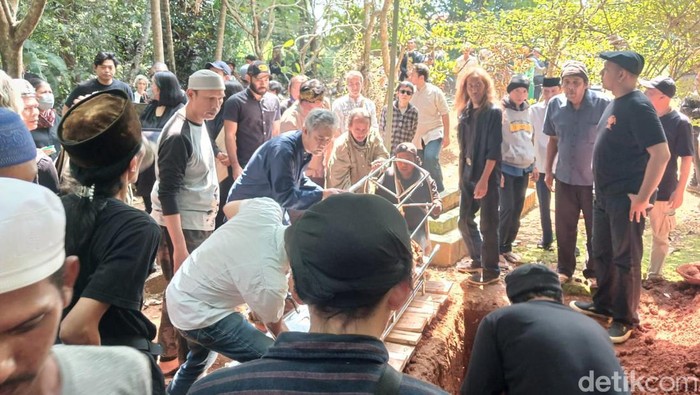 Suasana Pemakaman Aktor Senior Otig Pakis