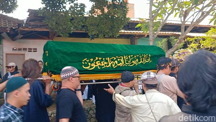 Suasana Pemakaman Aktor Senior Otig Pakis
