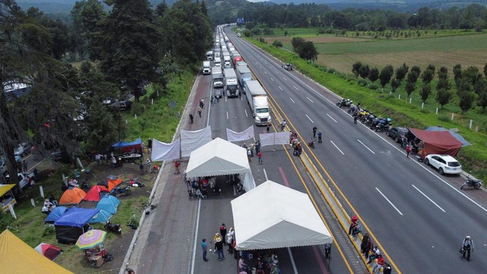 Petani Meksiko Blokir Jalan Raya Tuntut Ganti Rugi Lahan, Macet 40 Jam