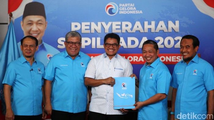Potret Partai Gelora Serahkan Surat Rekomendasi ke Bakal Cakada Potret Partai Gelora Serahkan Surat Rekomendasi ke Bakal Cakada