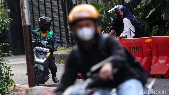 Jangan Ditiru! Aksi Nekat Pemotor Lawan Arah di Hang Tuah Jakarta