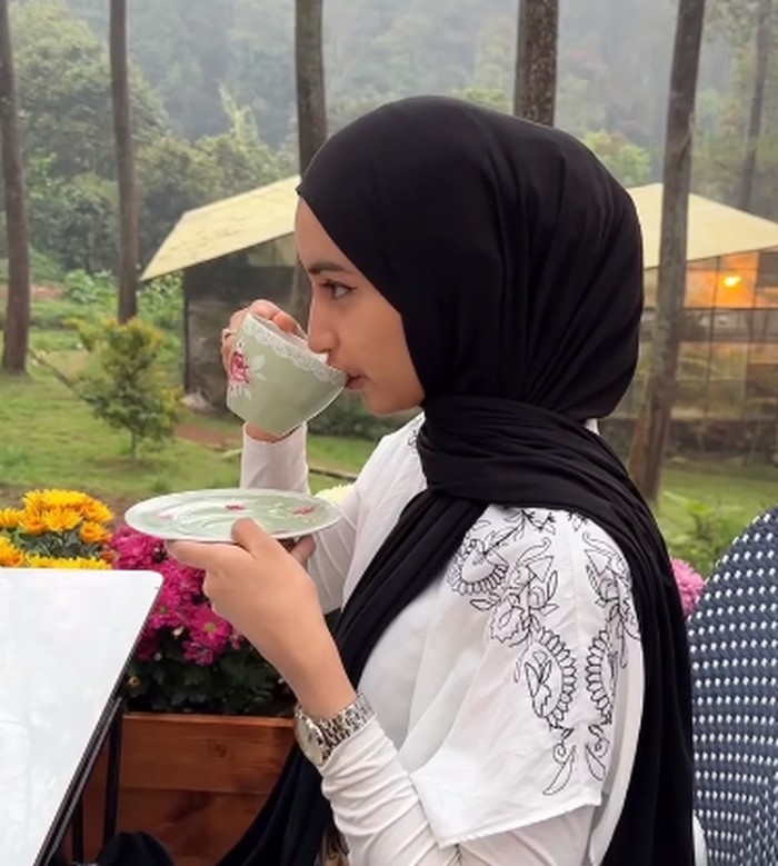 Cut Intan Nabila Hobi Minum Teh hingga Kopi yang Segar