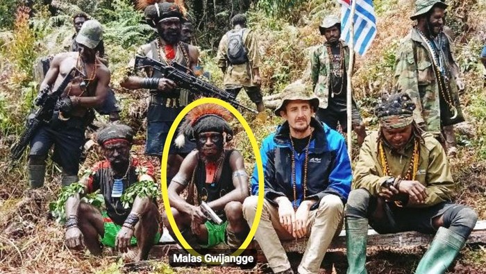 Ini Anggota KKB Pembunuh Pilot Heli, Sempat Foto di Sebelah Pilot Susi Air Ini Anggota KKB Pembunuh Pilot Heli, Sempat Foto di Sebelah Pilot Susi Air