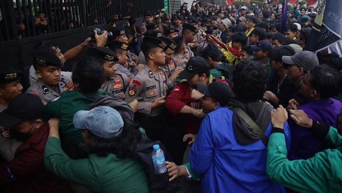 Demo Mahasiswa di DPR, Sempat Adu Dorong dengan Polisi