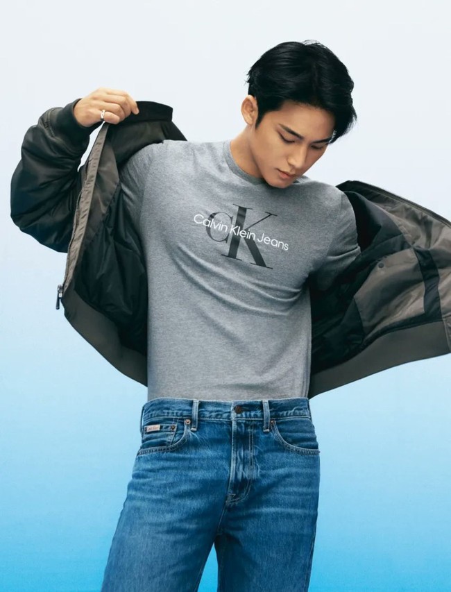 7 Foto Ganteng Mingyu SEVENTEEN Pamer Sixpack, Jadi Model Calvin Klein