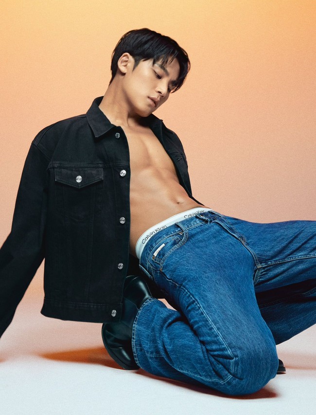 7 Foto Ganteng Mingyu SEVENTEEN Pamer Sixpack, Jadi Model Calvin Klein