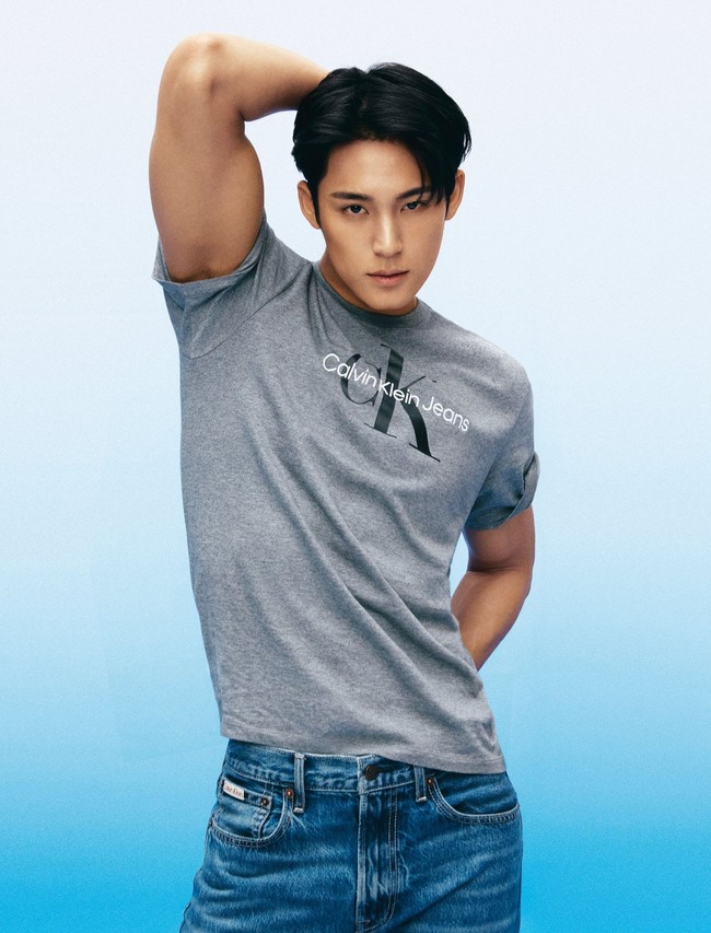 7 Foto Ganteng Mingyu SEVENTEEN Pamer Sixpack, Jadi Model Calvin Klein