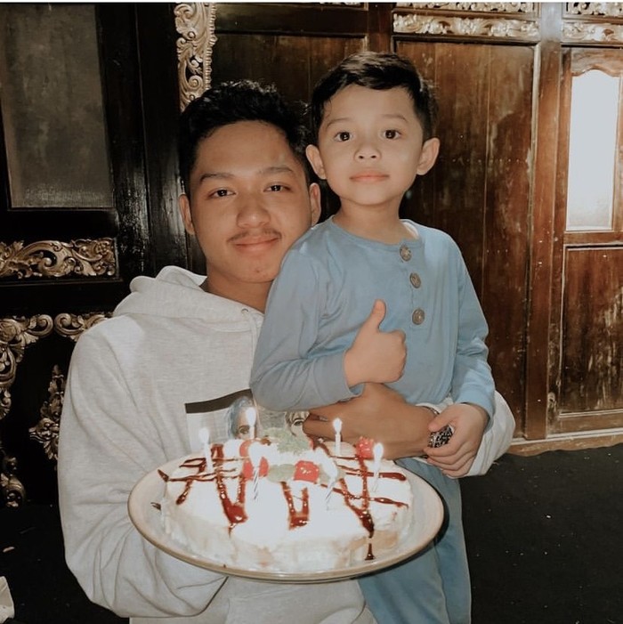 Potret Azriel Hermansyah Saat Makan Bersama Keluarga dan Sarah Menzel